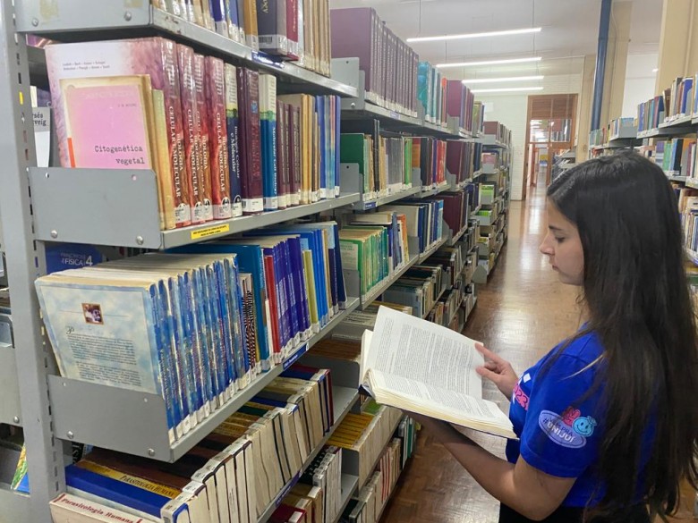 Conheça o acervo físico e digital da Biblioteca Universitária Mario ...